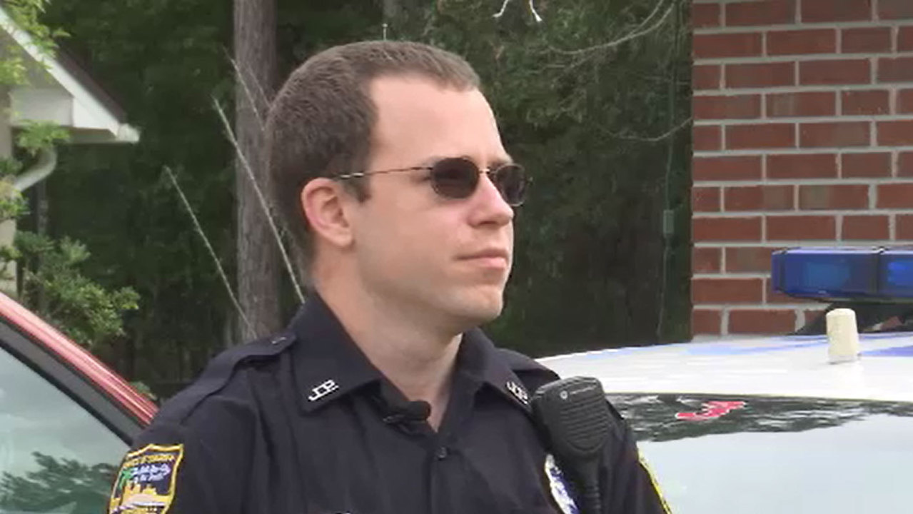 JSO officer gives back to family desperately in need